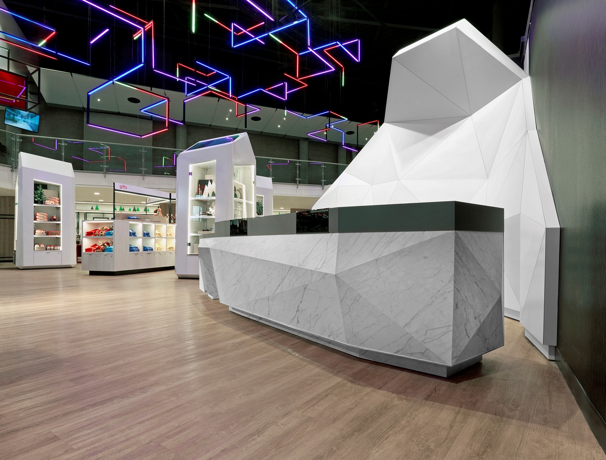 Runner-Up: CN Tower Retail Shop | II BY IV DESIGN